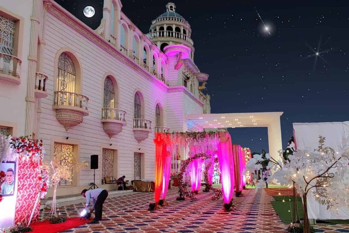 Devam Hotel - Top Luxury Banquet Hall in Azamgarh.